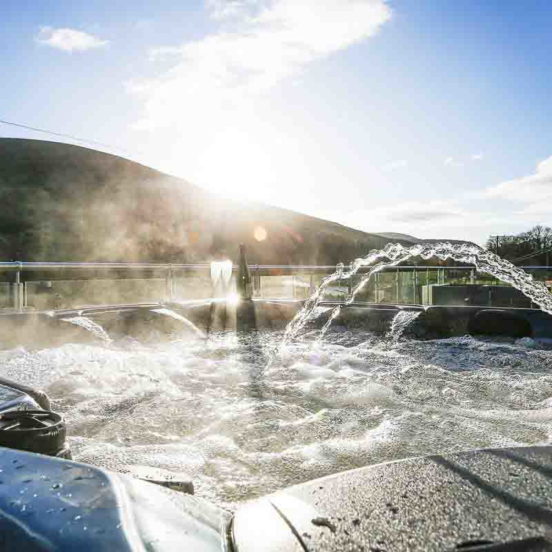 Cabin with Hot Tub, Peebles, Scotland - Castlehill Farm